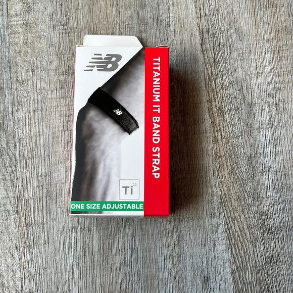 New Balance | Accessories | New Balance It Band Strap For Knee Support ...